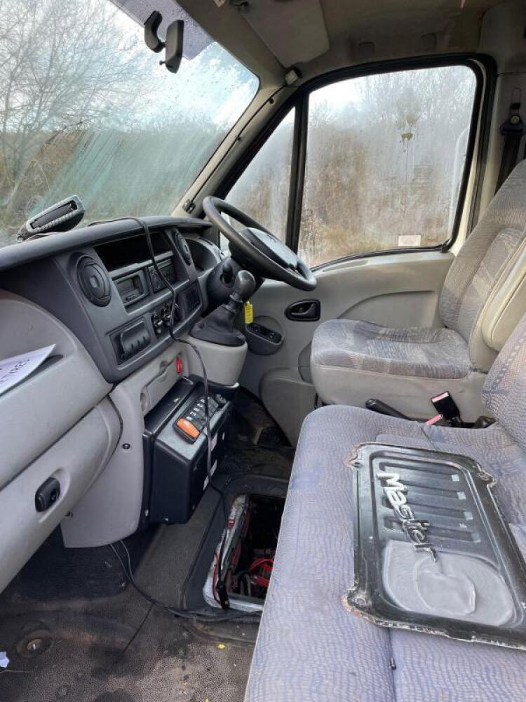 A 2004 RENAULT MASTER LM35 DCI 100 LWB 2463CC WHITE DIESEL AMBULANCE ...